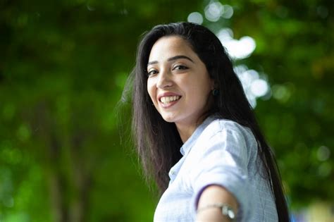 Mujer Con La Mano Extendida Foto Premium