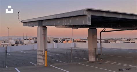 도로와 주차장이 있는 대형 콘크리트 구조물 사진 Unsplash의 무료 Соединённые штаты америки 이미지