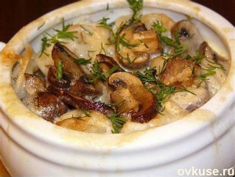 Пельмени в горшочках с грибами и сметаной | Recipes, Cooking, Food and ...
