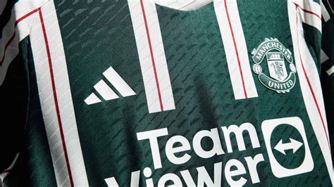 맨유의 새로운 원정 유니폼 돋보기 공식 맨체스터 유나이티드 웹사이트