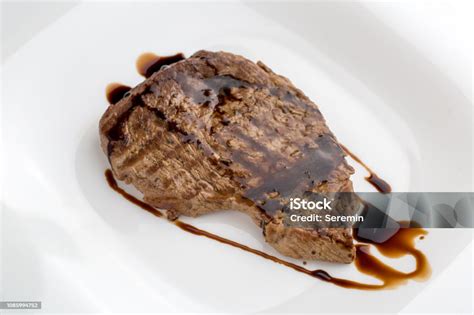 흰색 접시에는 구운된 쇠고기 스테이크 차 돌 박이 쇠고기 조각 팬 그릴 클로즈업에 튀긴 갈비 음식에 대한 스톡 사진 및 기타