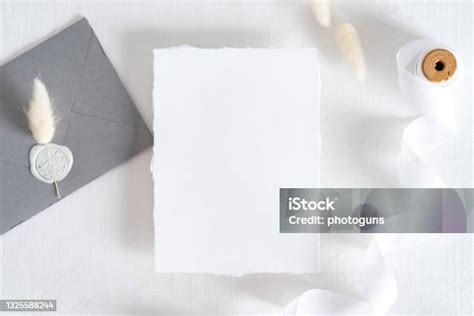 플랫레이 웨딩 초대 장 씰 왁스 스탬프회색 봉투 파스텔 흰색 배경에 말린 꽃 웨딩 문구 세트 상단 보기 0명에 대한 스톡 사진