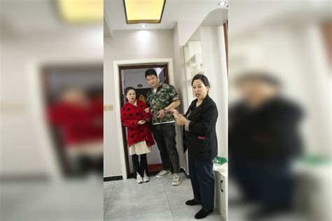 夫妻俩装穷试探后妈后妈不嫌弃四处借钱不料儿子是公司董事长 后妈 儿子 公司
