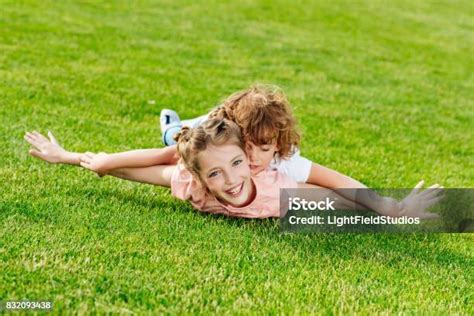 귀여운 오 빠와 여동생 두 팔을 뻗은 공원에서 푸른 잔디에 누워 공원에 대한 스톡 사진 및 기타 이미지 공원 귀여운 남성 Istock