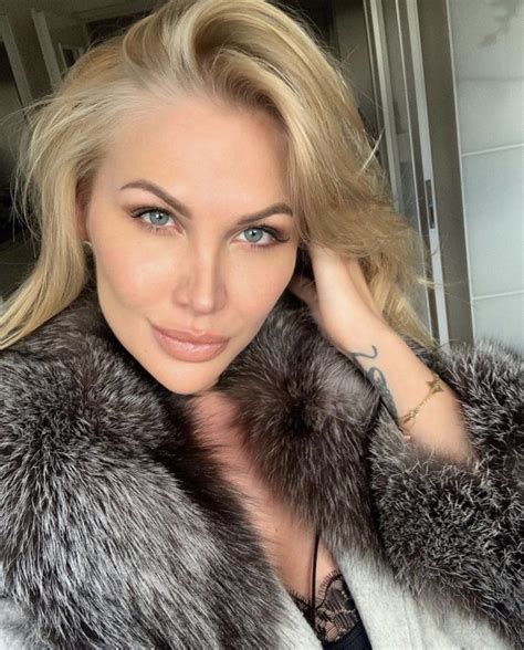 Women In Fur Coats Fur Coat Fetish Babes Ladies Chicks Girls