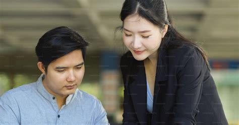 사무실 공동 작업 공간에서 마케팅 프로젝트를 함께 진행하는 두 명의 사업가 브레인스토밍 개념 사진 Unsplash의 양복 이미지