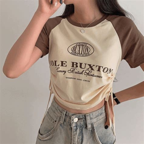 데일리모어 [y2k 몸매보정] 레터링 배색 나그랑 스트링 옆 셔링 크롭 반팔 티셔츠