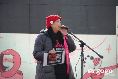 ФОТО “Нэг тэрбумаараа тэмцье” эмэгтэйчүүдийн эрхийн төлөөх алхалт болов