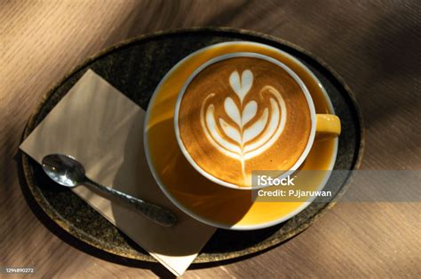 나무 테이블에 라떼 아트와 커피 한 잔과 창문을 통해 그림자와 아침 햇빛 아름다운 아침 0명에 대한 스톡 사진 및 기타 이미지 0명 갈색 검은색 Istock