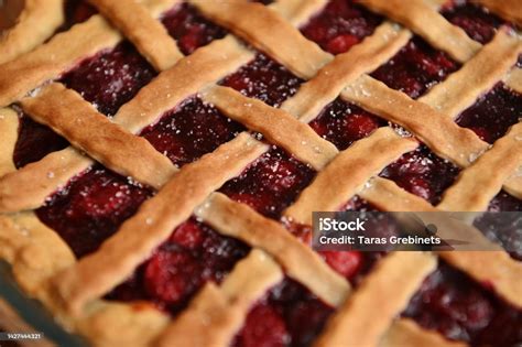 싱싱한 달콤한 패스트리 격자를 가진 고전적인 미국 체리 파이의 클로즈업 추수 감사절 개념 베이커리 제품 0명에 대한 스톡 사진 및 기타 이미지 Istock