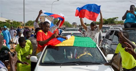 혁명 위해 싸울 것”···전운 감도는 니제르 더 결집된 반외세 시위