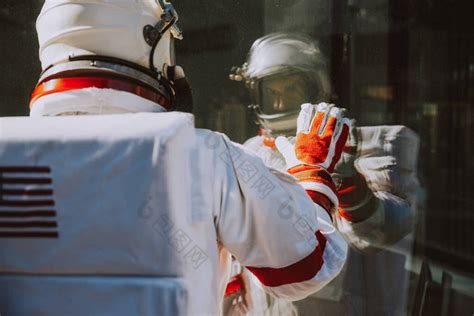太空人在一个未来派的空间站穿着宇航服在城 包图企业站