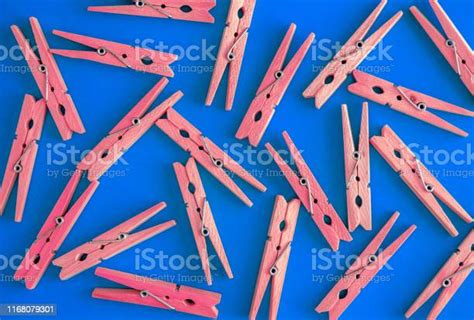 나무 빨간 옷핀은 파란색 청록색 배경에 흩어져 있습니다 옷핀의 프레임입니다 위에서 볼 수 있습니다 공간을 복사합니다 플랫 레이 컨셉은 자연스럽고 친환경적입니다 가사 집안일에