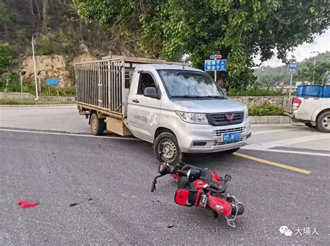 大埔一路口小车与电动车碰撞男子