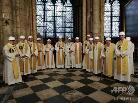 ノートルダム大聖堂で火災後初のミサ、参列者はヘルメット姿 仏パリ 写真10枚 国際ニュース：afpbb News