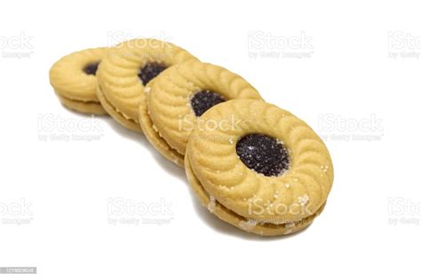 크림과 블루 베리 맛 잼 비스킷 샌드위치 버터 쿠키 바삭바삭한 맛있는 달콤한 식사와 유용한 크래커의 스택 흰색 배경에 격리되어 있습니다 0명에 대한 스톡 사진 및 기타