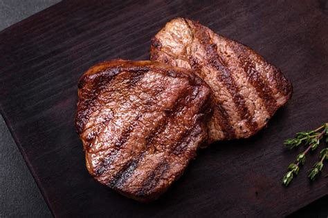 어두운 콘크리트 배경에 향신료와 허브를 곁들인 맛있는 신선한 육즙 쇠고기 스테이크 갈비 음식에 대한 스톡 사진 및 기타 이미지 갈비 음식 검은색 고기 Istock