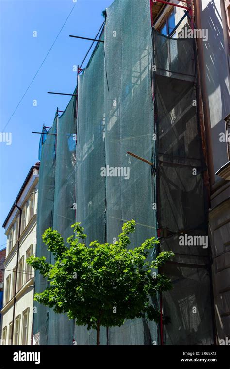 Restoration Of The Building Scaffolding And Protective Green Building Mesh Safety Techniques