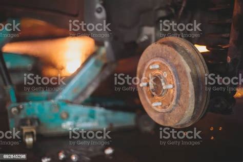 새로운 타이어 교체의 과정 디스크 브레이크 자동차에 차고 자동차 주유소 바퀴 및 타이어를 변경 하는 정비공 수리 가장자리에 대한 스톡 사진 및 기타 이미지 Istock