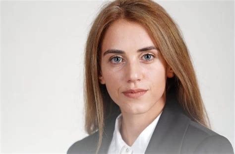 Стана горещо Атрактивна красавица от Tiktok иска да стане кметица на Горно Пещене видео снимки