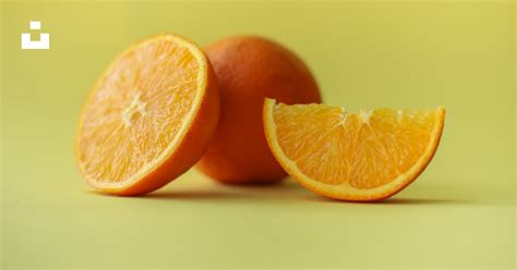 흰색 테이블에 얇게 썬 오렌지 과일 사진 Unsplash의 무료 음식 이미지