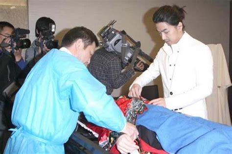 美丽女尸遗容化妆 图库 五毛网