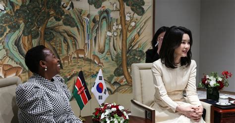 환담 나누는 김건희 여사와 레이첼 루토 케냐 대통령 부인