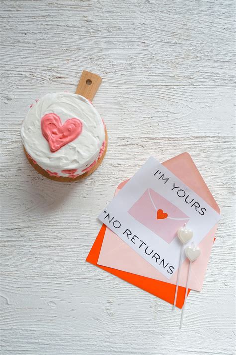 과자 나무 쟁반 낭만적 인 편지 낭만적인 단순한 우아함 달콤한 대접 디저트 로맨스 롤리팝 캔디 미니멀리스트 발렌타인 데이 베이킹 봉투 사랑 노트