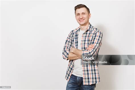 회색에서 젊은 잘생긴 행복 한 웃는 남자 T셔츠 청바지 셔츠 흰색 배경에 고립 된 가슴 위에 교차 하는 손을 잡고 체크 무늬