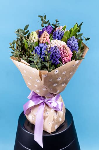 파란색 배경에 공예 종이 패키지에 여러 가지 색상의 히아신스와 꽃다발 고품질 0명에 대한 스톡 사진 및 기타 이미지 0명 3월 갈색 Istock