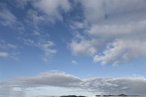 파란 하늘과 하얀 구름이있는 풍경 유토이미지 상세페이지 베이직샵 사진 21456884