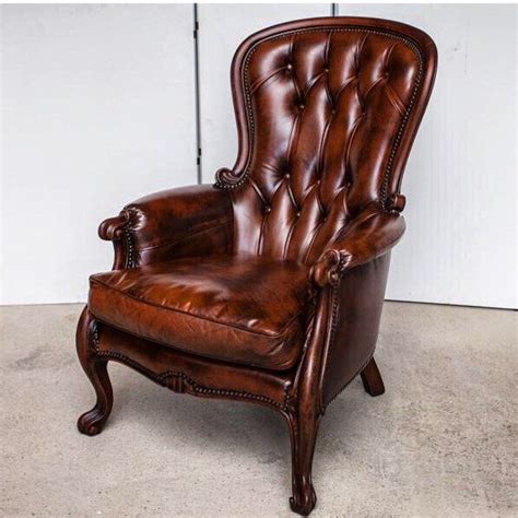 Кожаное кресло в классическом стиле