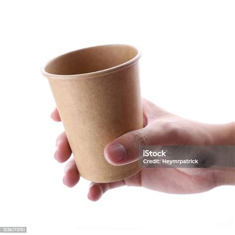 손으로 들고 공예 종이 컵 모형 고립 된 정면보기 빈 골판지 용기는 음료를 조롱합니다 명확한 일회용 커피 머그잔 템플릿 피크닉에