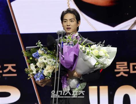 Mvp 김도영 황금장갑까지 품으며 화려한 피날레…우승팀 Kia 3명·삼성 2명 수상 영예 [2024 골든글러브]