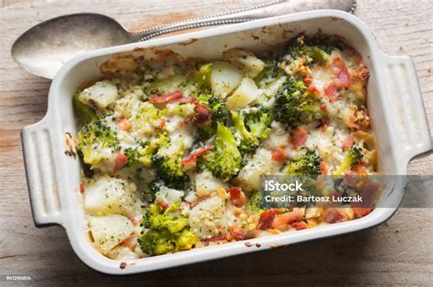 닭고기 베이컨 및 브로콜리 구워입니다 닭 가슴살 조각 브로콜리와 감자 크림 베이컨 및 치즈와 글루텐 무료 빵 부스러기와 함께 겨자 소스에 브로콜리에 대한 스톡 사진 및 기타