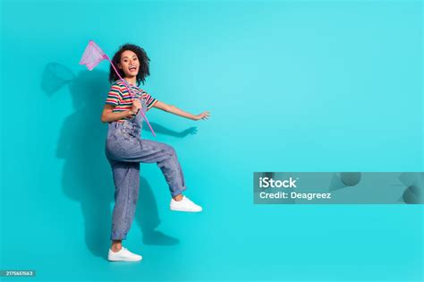 긍정적 인 소녀 걸음 산책 빈 공간 고립 된 청록색 배경의 프로필 사진 20 24세에 대한 스톡 사진 및 기타 이미지 20 24세 T 셔츠 걷기 Istock