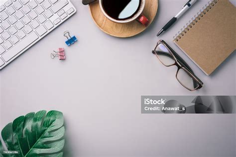 플랫 레이 탑 뷰 사무실 테이블 데스크 회색 배경에 키보드 사무용품 연필 녹색 잎 및 커피 컵이있는 작업 공간 나무에 대한 스톡 사진 및 기타 이미지 Istock