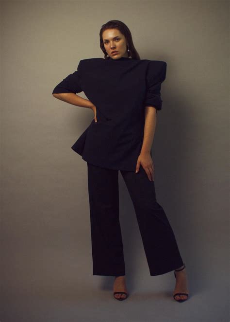 Exit Model Management Veronika T