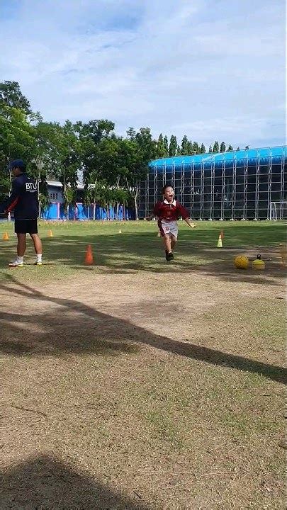 เรียนฟุตบอลวันแรก โรงเรียนวันทามารีอา ราชบุรี ดูเหมือนจะชอบนะ 😁😁 Youtube