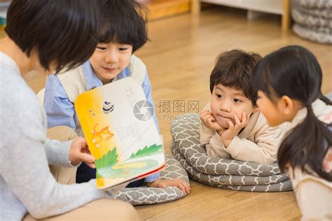 幼儿园老师给小朋友讲故事高清图片下载 正版图片501739146 摄图网