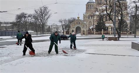 Прибирання снігу у Харкові у роботах беруть участь понад 2000 комунальників фото Харків Тimes