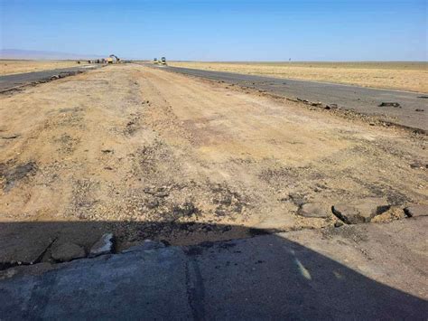 Гурвансайхан нисэх буудлын хөөрч буух зурваст засвар хийж байна