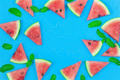 배경 벽지 및 배경에 대한 오래된 파란색 나무 테이블에 많은 민트 잎과 상단 보기 슬라이스 수박 과일 0명에 대한 스톡 사진 및 기타 이미지 Istock