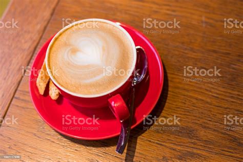 커피 브레이크 오래된 나무 배경에 아름다운 라떼 예술카푸치노의 빨간 컵 라떼 아트 커피아로마 커피 에 레드 세라믹 컵 카페