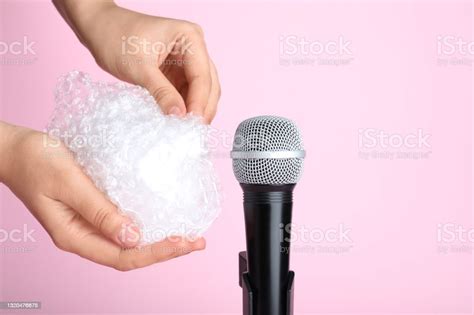 분홍색 배경 클로즈업에 마이크와 버블 랩으로 Asmr 사운드를 만드는 여성 자율 감각 쾌락 반응에 대한 스톡 사진 및 기타 이미지 자율 감각 쾌락 반응 감각 지각