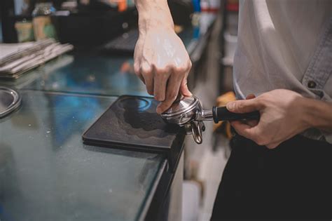 변조와 함께 익스프레스를 만드는 아시아 중국 남성 바리스타 카페 주인 긍정적인 감정 표현에 대한 스톡 사진 및 기타 이미지 긍정적인 감정 표현 기업가 도시 생활