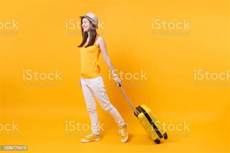 여행자 관광 여자 여름 캐주얼 옷 가방 노란색 오렌지 배경에 고립 된 모자 여성 승객 주말도 주에 여행을 해외 여행 공기 비행 여행 개념입니다 Unmanned