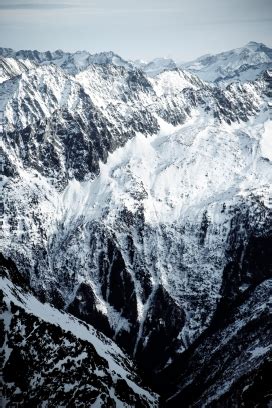 远方的雪山风景图 欧莱凯设计网
