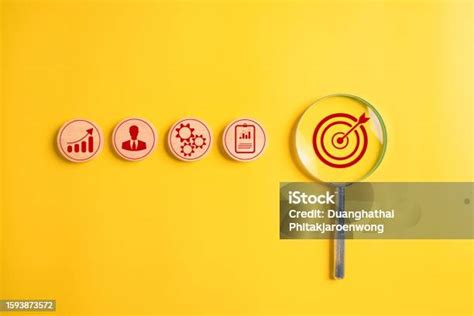 비즈니스 아이콘으로 목표 달성 비즈니스 전략 계획 관리 비즈니스 진행 및 재무 투자 데이터 분석 비즈니스 프로세스 및 워크 플로우 개발 겨냥에 대한 스톡 사진 및 기타