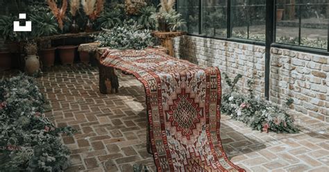 갈색 고리 버들 세공 의자와 빨간색과 흰색 테이블 천이있는 테이블 사진 Unsplash의 무료 판석 이미지